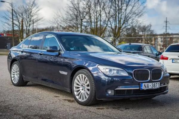 Blue BMW 740 2011 in Liepaja, with an engine capacity of 3.00 L and mileage of 265 thousand km for 15200 €, photo 5 on AUTOMOTO.COM.LV
