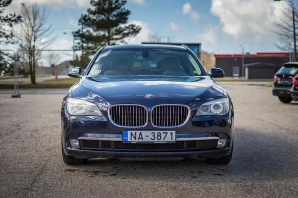 Blue BMW 740 2011 in Liepaja, with an engine capacity of 3.00 L and mileage of 265 thousand km for 15200 €, photo 6 on AUTOMOTO.COM.LV