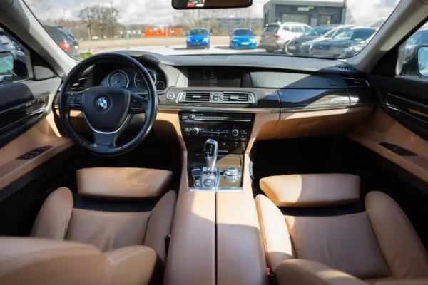 Blue BMW 740 2011 in Liepaja, with an engine capacity of 3.00 L and mileage of 265 thousand km for 15200 €, photo 7 on AUTOMOTO.COM.LV