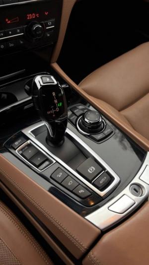 Blue BMW 740 2011 in Riga, with an engine capacity of 3.00 L and mileage of 207 thousand km for 17000 €, photo 17 on AUTOMOTO.COM.LV