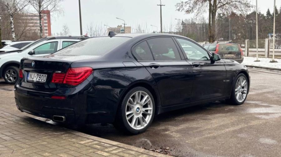Blue BMW 740 2011 in Riga, with an engine capacity of 3.00 L and mileage of 207 thousand km for 17000 €, photo 22 on AUTOMOTO.COM.LV