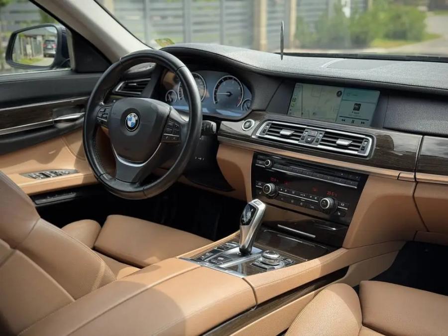 Zils BMW 740 2011 Jelgava, ar dzinēja tilpumu 3.00 L un nobraukumu 308 tūkst. km par 9500 €, foto 16 vietnē AUTOMOTO.COM.LV