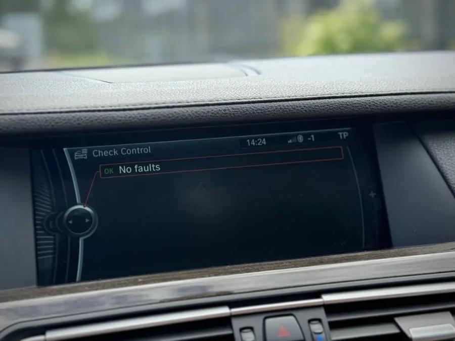 Zils BMW 740 2011 Jelgava, ar dzinēja tilpumu 3.00 L un nobraukumu 308 tūkst. km par 9500 €, foto 20 vietnē AUTOMOTO.COM.LV