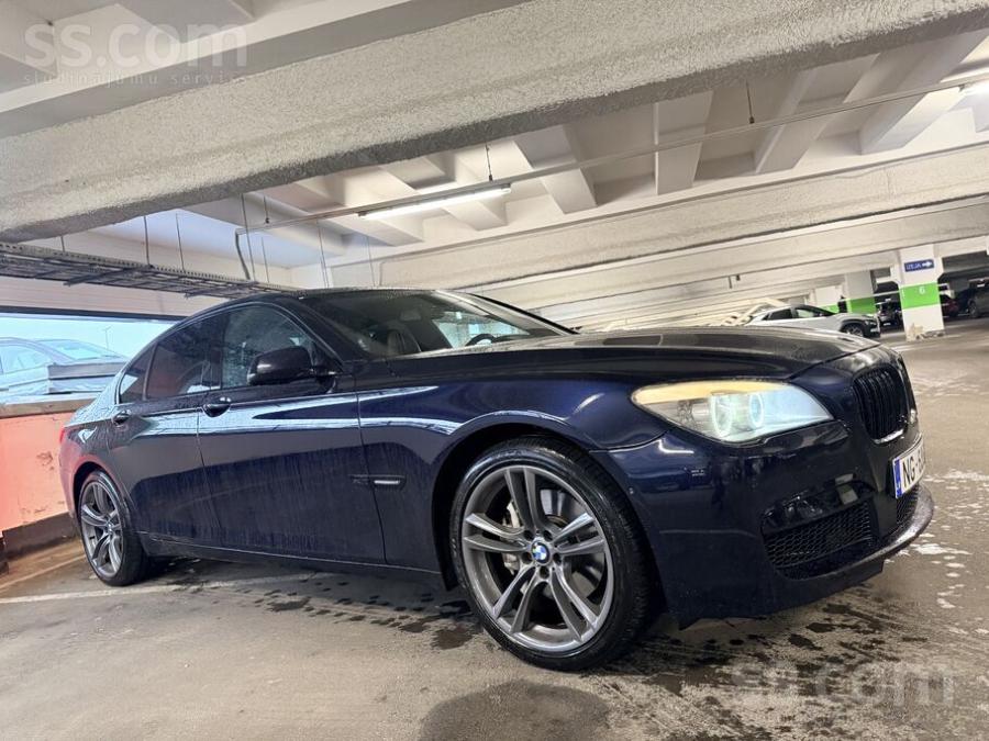 Blue BMW 740 2011 in Riga, with an engine capacity of 3.00 L and mileage of 349 thousand km for 13500 €, photo 4 on AUTOMOTO.COM.LV