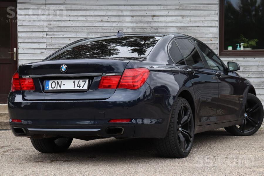 Blue BMW 740 2012 in Valmiera, with an engine capacity of 3.00 L and mileage of 293 thousand km for 9990 €, photo 4 on AUTOMOTO.COM.LV