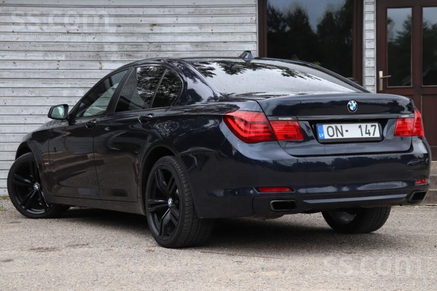 Blue BMW 740 2012 in Valmiera, with an engine capacity of 3.00 L and mileage of 293 thousand km for 9990 €, photo 5 on AUTOMOTO.COM.LV