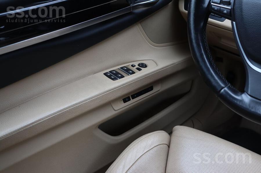 Blue BMW 740 2012 in Valmiera, with an engine capacity of 3.00 L and mileage of 293 thousand km for 9990 €, photo 17 on AUTOMOTO.COM.LV
