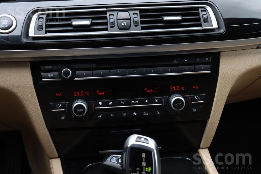 Blue BMW 740 2012 in Valmiera, with an engine capacity of 3.00 L and mileage of 293 thousand km for 9990 €, photo 21 on AUTOMOTO.COM.LV