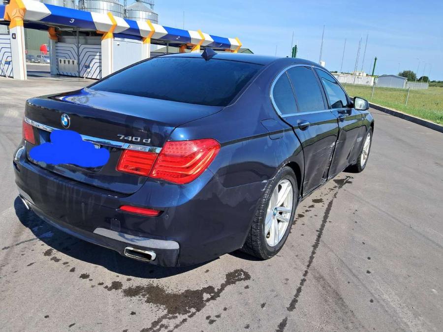Blue BMW 740 2012 in Vilnius, with an engine capacity of 2.99 L and mileage of 206 thousand km for 7000 €, photo 4 on AUTOMOTO.COM.LV