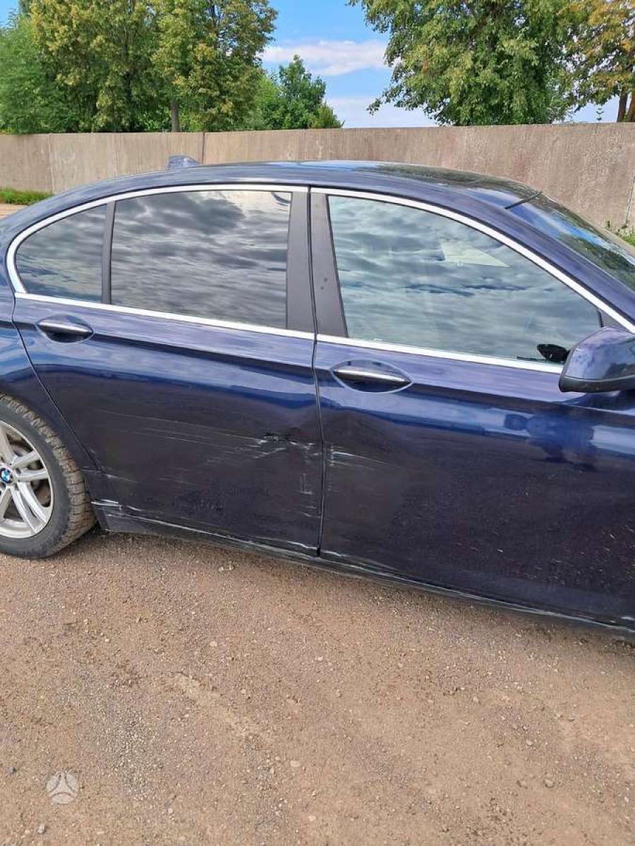 Blue BMW 740 2012 in Vilnius, with an engine capacity of 2.99 L and mileage of 206 thousand km for 7000 €, photo 7 on AUTOMOTO.COM.LV