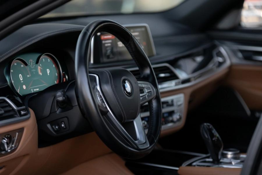 Zils BMW 740 2016 Rīga, ar dzinēja tilpumu 3.00 L un nobraukumu 245 tūkst. km par 34500 €, foto 30 vietnē AUTOMOTO.COM.LV
