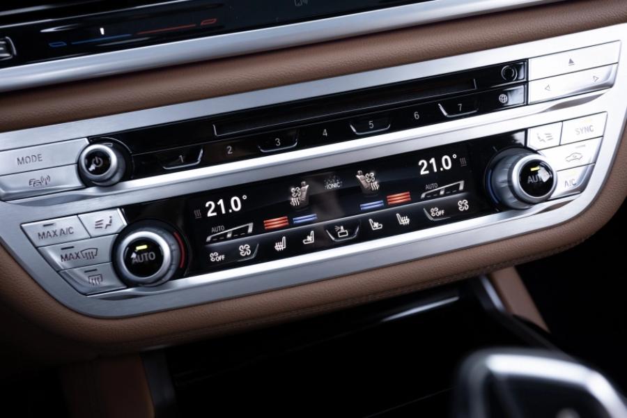 Zils BMW 740 2016 Rīga, ar dzinēja tilpumu 3.00 L un nobraukumu 245 tūkst. km par 34500 €, foto 41 vietnē AUTOMOTO.COM.LV