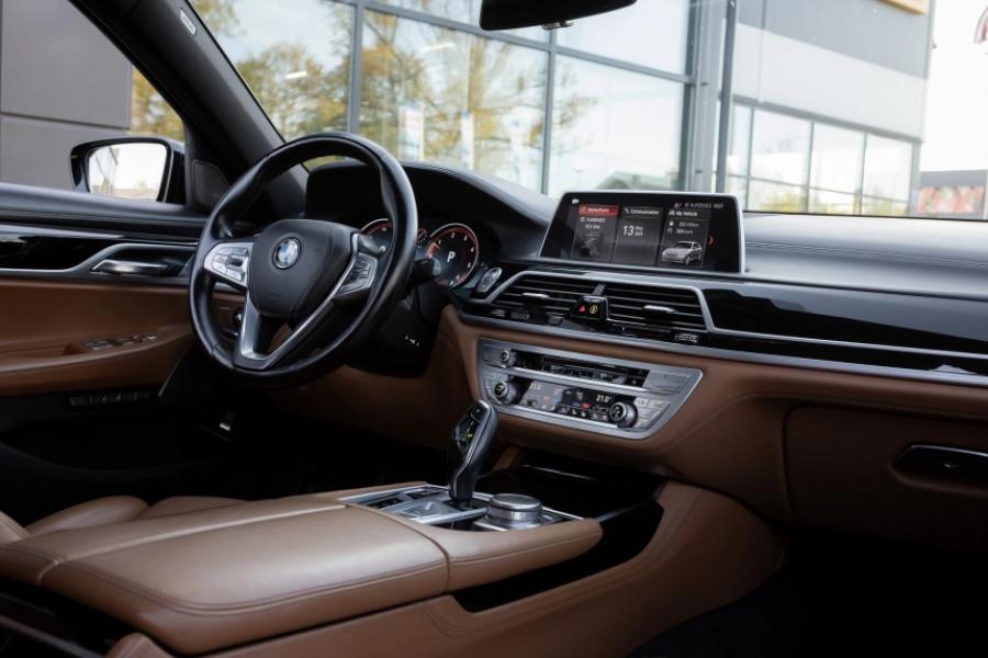 Zils BMW 740 2016 Rīga, ar dzinēja tilpumu 3.00 L un nobraukumu 245 tūkst. km par 34500 €, foto 43 vietnē AUTOMOTO.COM.LV