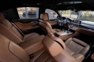 Zils BMW 740 2016 Rīga, ar dzinēja tilpumu 3.00 L un nobraukumu 245 tūkst. km par 34500 €, foto 44 vietnē AUTOMOTO.COM.LV