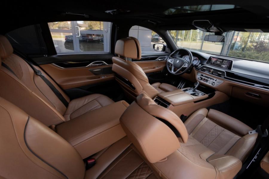 Zils BMW 740 2016 Rīga, ar dzinēja tilpumu 3.00 L un nobraukumu 245 tūkst. km par 34500 €, foto 44 vietnē AUTOMOTO.COM.LV