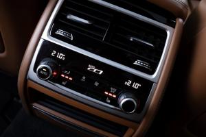 Zils BMW 740 2016 Rīga, ar dzinēja tilpumu 3.00 L un nobraukumu 245 tūkst. km par 34500 €, foto 48 vietnē AUTOMOTO.COM.LV