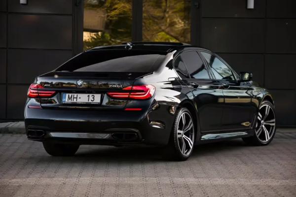 Blue BMW 740 2016 in Jelgava, with an engine capacity of 3.00 L and mileage of 245 thousand km for 30500 €, photo 3 on AUTOMOTO.COM.LV