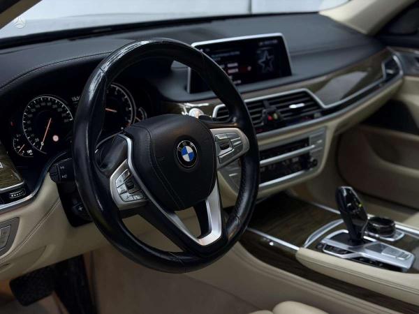 Blue BMW 740 2017 in Vilnius, with an engine capacity of 3.00 L and mileage of 86 thousand km for 25990 €, photo 8 on AUTOMOTO.COM.LV