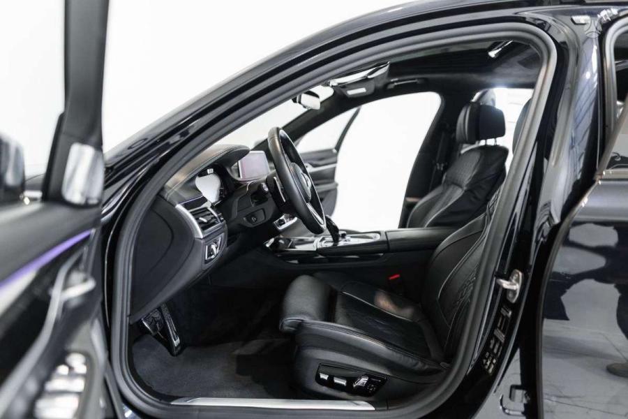 Blue BMW 740 2019 in Tallinn, with an engine capacity of 2.99 L and mileage of 134 thousand km for 48990 €, photo 12 on AUTOMOTO.COM.LV