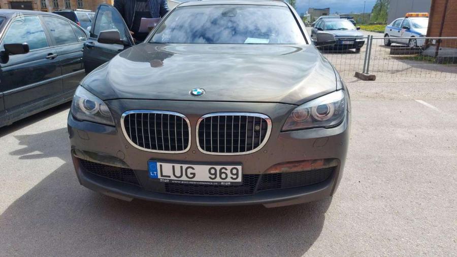 Brown BMW 740 2011 in Vilnius, with an engine capacity of 0.00 L and mileage of 321 thousand km for 11600 €, photo 11 on AUTOMOTO.COM.LV