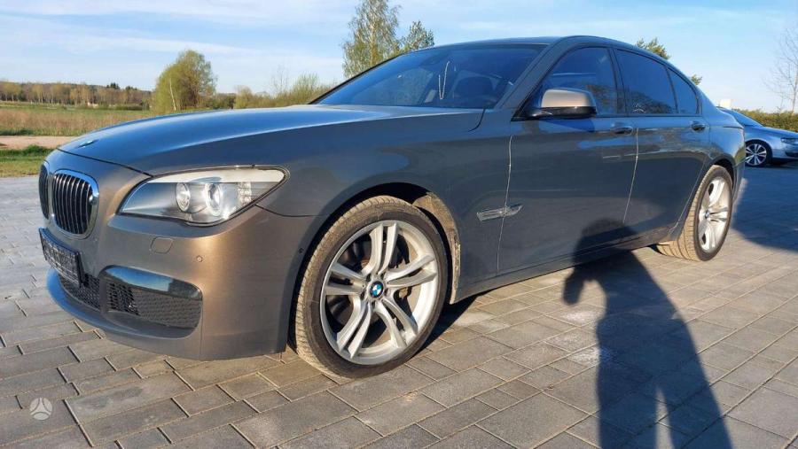 Brown BMW 740 2011 in Vilnius, with an engine capacity of 0.00 L and mileage of 321 thousand km for 11600 €, photo 12 on AUTOMOTO.COM.LV