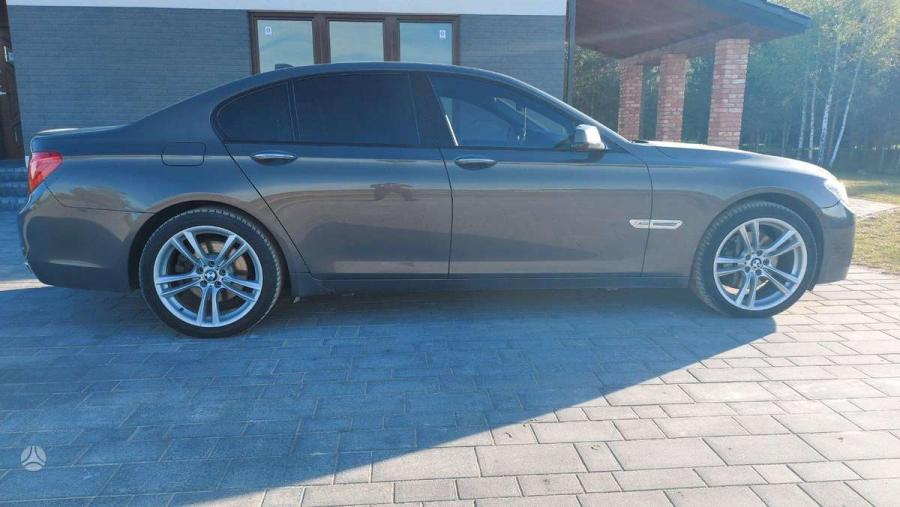 Brown BMW 740 2011 in Vilnius, with an engine capacity of 0.00 L and mileage of 321 thousand km for 11600 €, photo 14 on AUTOMOTO.COM.LV