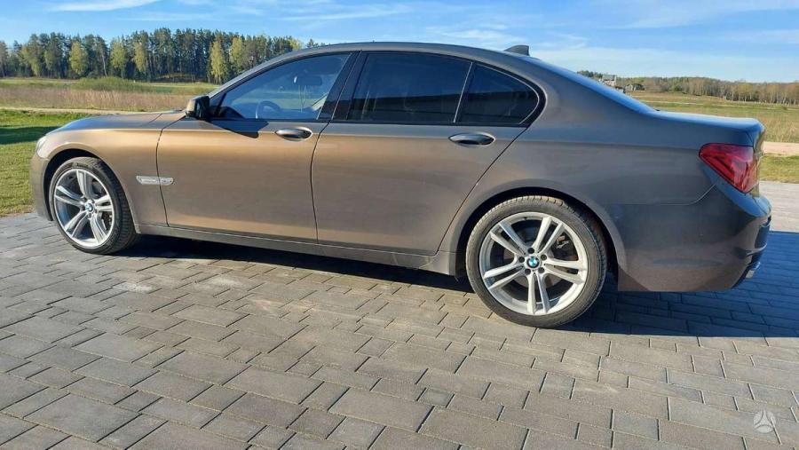 Brown BMW 740 2011 in Vilnius, with an engine capacity of 0.00 L and mileage of 321 thousand km for 11600 €, photo 19 on AUTOMOTO.COM.LV