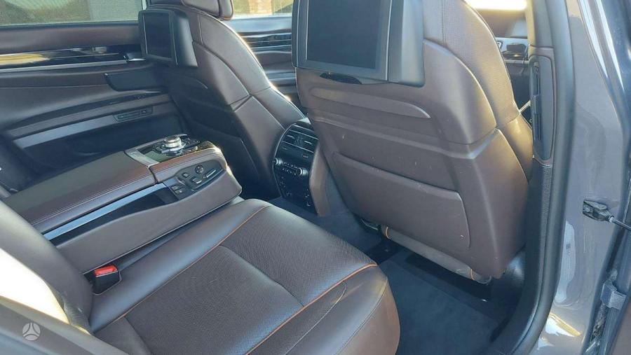 Brown BMW 740 2011 in Vilnius, with an engine capacity of 0.00 L and mileage of 321 thousand km for 11600 €, photo 23 on AUTOMOTO.COM.LV