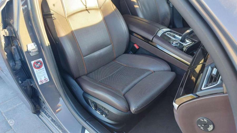 Brown BMW 740 2011 in Vilnius, with an engine capacity of 0.00 L and mileage of 321 thousand km for 11600 €, photo 27 on AUTOMOTO.COM.LV
