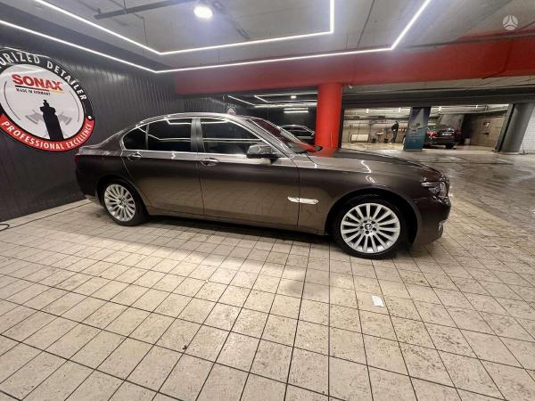 Brown BMW 740 2012 in Vilnius, with an engine capacity of 2.99 L and mileage of 264 thousand km for 13800 €, photo 3 on AUTOMOTO.COM.LV