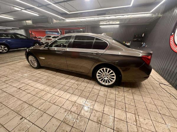 Brown BMW 740 2012 in Vilnius, with an engine capacity of 2.99 L and mileage of 264 thousand km for 13800 €, photo 6 on AUTOMOTO.COM.LV