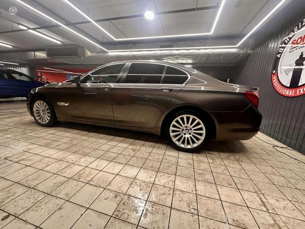 Brown BMW 740 2012 in Vilnius, with an engine capacity of 2.99 L and mileage of 264 thousand km for 13800 €, photo 9 on AUTOMOTO.COM.LV