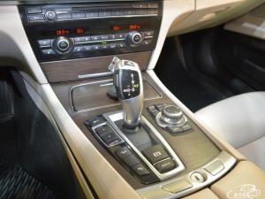 Brown BMW 740 2012 in Avizieniai, with an engine capacity of 3.00 L and mileage of 266 thousand km for 11900 €, photo 24 on AUTOMOTO.COM.LV
