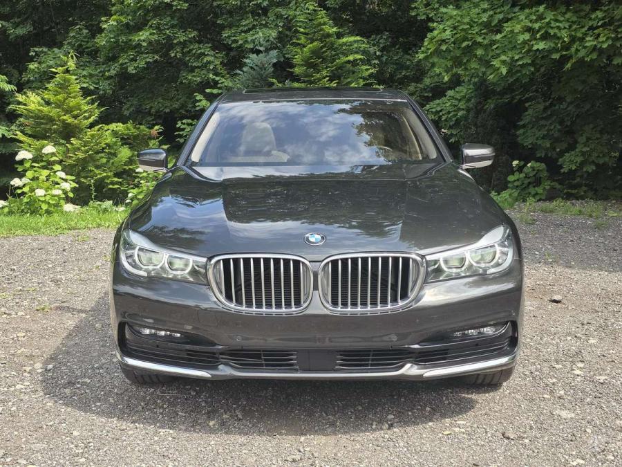 Brown BMW 740 2016 in Vilnius, with an engine capacity of 3.00 L and mileage of 128 thousand km for 19900 €, photo 7 on AUTOMOTO.COM.LV