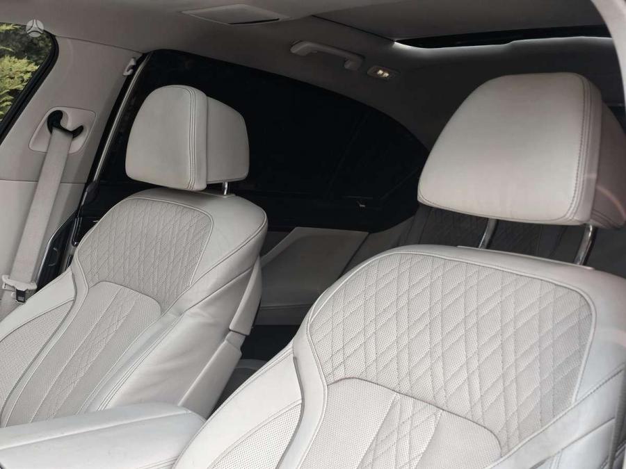 Brown BMW 740 2016 in Vilnius, with an engine capacity of 3.00 L and mileage of 128 thousand km for 19900 €, photo 8 on AUTOMOTO.COM.LV