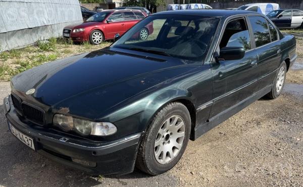 Green BMW 740 2000 in Riga, with an engine capacity of 3.00 L and mileage of 270 thousand km for 2400 €, photo 3 on AUTOMOTO.COM.LV