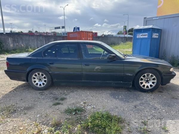 Green BMW 740 2000 in Riga, with an engine capacity of 3.00 L and mileage of 270 thousand km for 2400 €, photo 5 on AUTOMOTO.COM.LV
