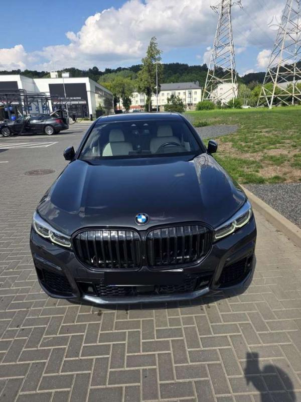 Grey BMW 740 2017 in Kaunas, with an engine capacity of 2.99 L and mileage of 300 thousand km for 25999 €, photo 2 on AUTOMOTO.COM.LV