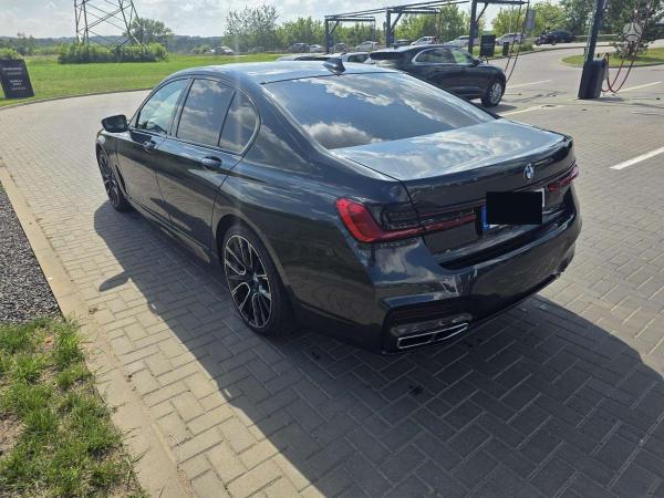 Grey BMW 740 2017 in Kaunas, with an engine capacity of 2.99 L and mileage of 300 thousand km for 25999 €, photo 3 on AUTOMOTO.COM.LV