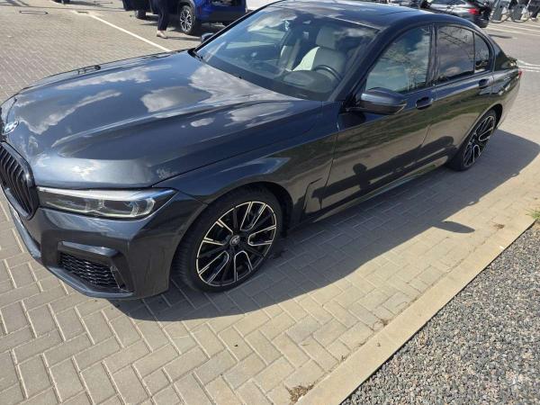 Grey BMW 740 2017 in Kaunas, with an engine capacity of 2.99 L and mileage of 300 thousand km for 25999 €, photo 4 on AUTOMOTO.COM.LV