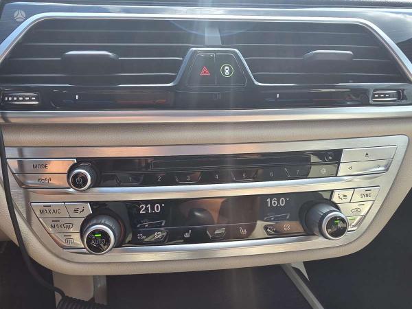 Grey BMW 740 2017 in Kaunas, with an engine capacity of 2.99 L and mileage of 300 thousand km for 25999 €, photo 8 on AUTOMOTO.COM.LV