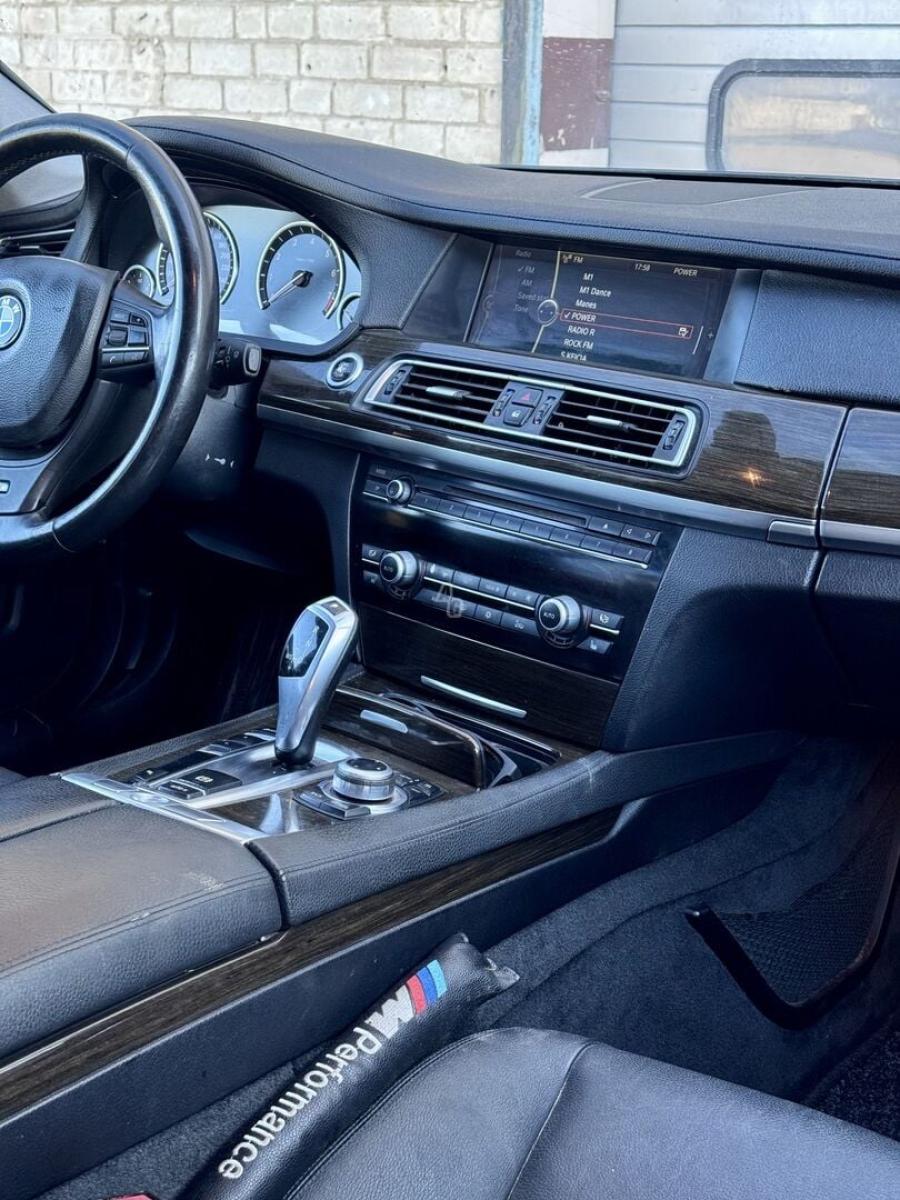 Pelēks BMW 740 2009 Kretinga, ar dzinēja tilpumu 3.00 L un nobraukumu 219 tūkst. km par 13499 €, foto 12 vietnē AUTOMOTO.COM.LV
