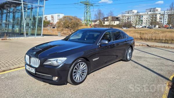 Grey BMW 740 2009 in Riga, with an engine capacity of 3.00 L and mileage of 277 thousand km for 12500 €, photo 2 on AUTOMOTO.COM.LV