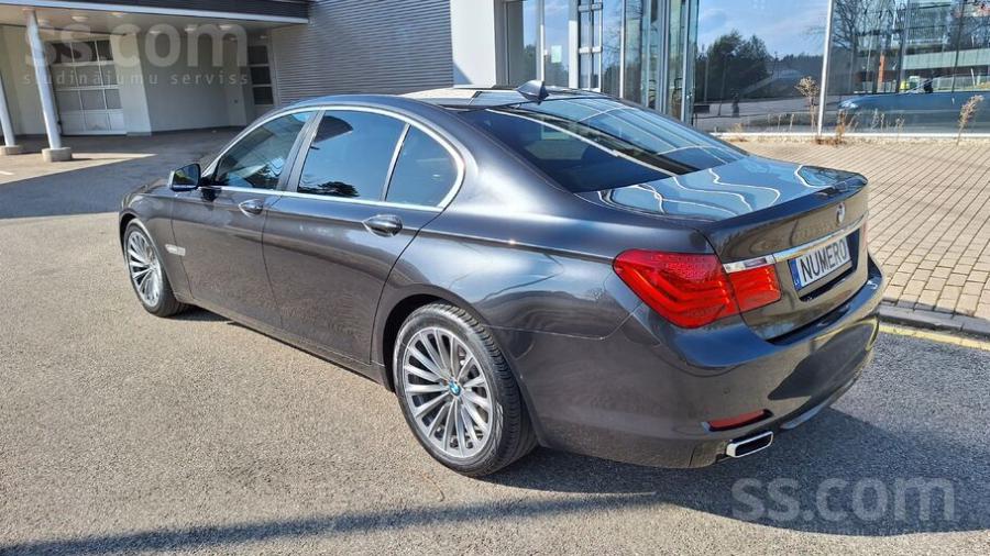 Grey BMW 740 2009 in Riga, with an engine capacity of 3.00 L and mileage of 277 thousand km for 12500 €, photo 5 on AUTOMOTO.COM.LV