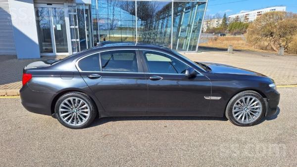 Grey BMW 740 2009 in Riga, with an engine capacity of 3.00 L and mileage of 277 thousand km for 12500 €, photo 6 on AUTOMOTO.COM.LV