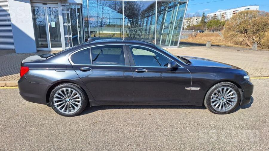 Grey BMW 740 2009 in Riga, with an engine capacity of 3.00 L and mileage of 277 thousand km for 12500 €, photo 7 on AUTOMOTO.COM.LV