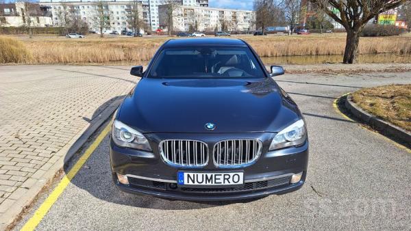 Grey BMW 740 2009 in Riga, with an engine capacity of 3.00 L and mileage of 277 thousand km for 12500 €, photo 7 on AUTOMOTO.COM.LV