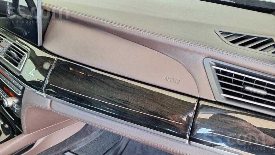 Grey BMW 740 2009 in Riga, with an engine capacity of 3.00 L and mileage of 277 thousand km for 12500 €, photo 14 on AUTOMOTO.COM.LV