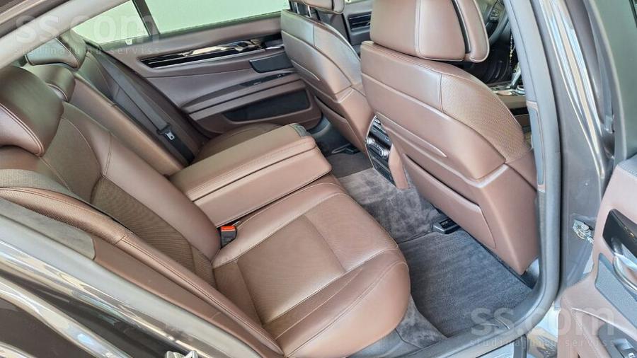 Grey BMW 740 2009 in Riga, with an engine capacity of 3.00 L and mileage of 277 thousand km for 12500 €, photo 15 on AUTOMOTO.COM.LV