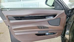 Grey BMW 740 2009 in Riga, with an engine capacity of 3.00 L and mileage of 277 thousand km for 12500 €, photo 16 on AUTOMOTO.COM.LV